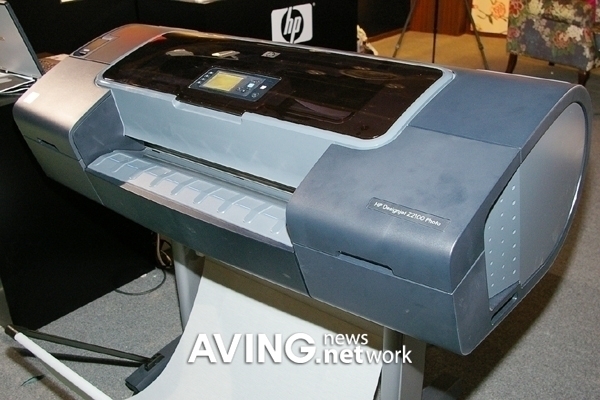 HP Korea's large format Z2100 printer with embedded spectrophotometer