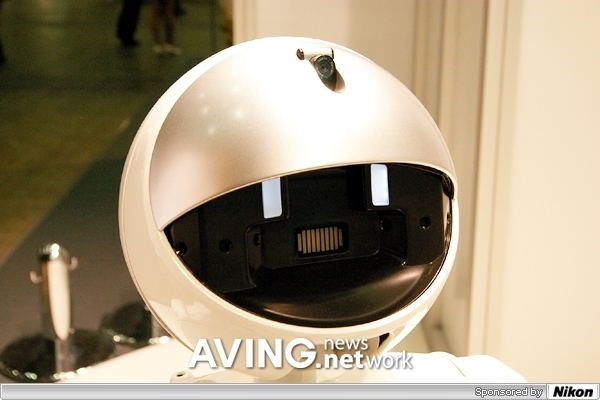 Fujitsu to present a service robot 'ENON'