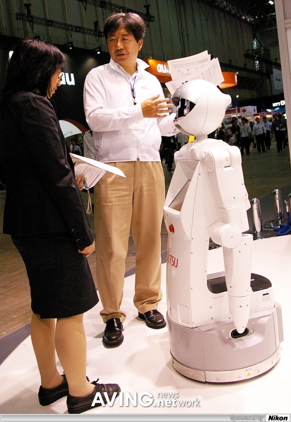 Fujitsu to present a service robot 'ENON'