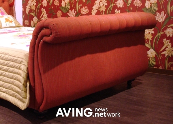 Baumsofa to present an orange-color queen-size bed