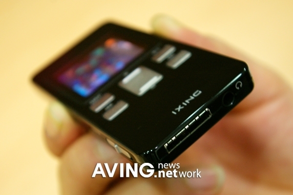 7.4mm slim MP3P 'IXING' with video playback