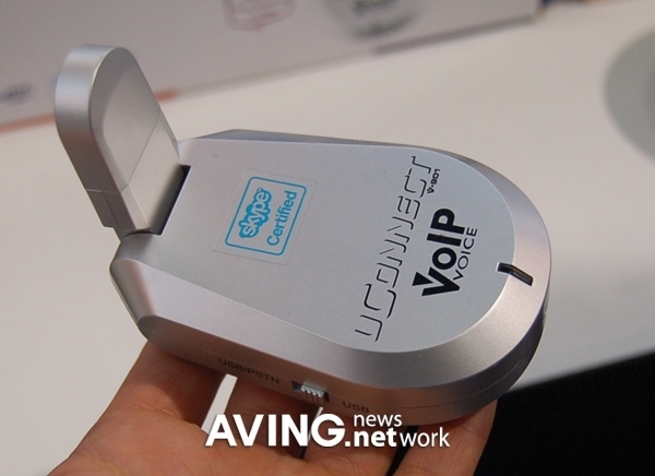 USB-type VoIP phone adapter 'uConnect'