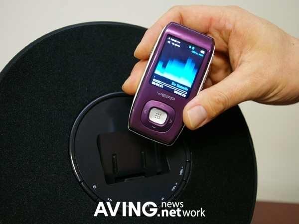 Portable audio system dedicated to Samsung's Yepp T9 mp3 player