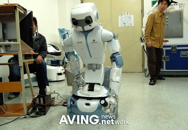 Service robot 'SeRoPi' with elaborate arm