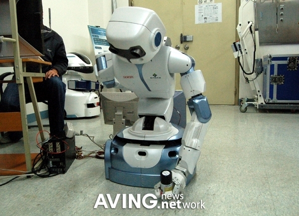 Service robot 'SeRoPi' with elaborate arm