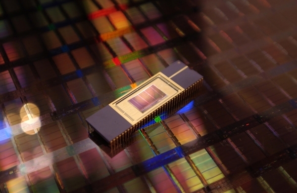 Samsung samples first 50-nanometer 16Gb NAND flash