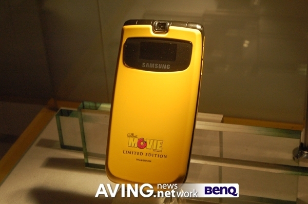 Samsung announces Simpsons Movie Collectible mobile phone