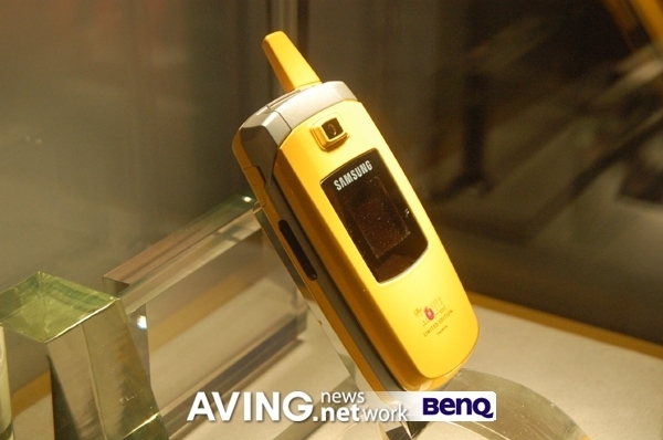 Samsung announces Simpsons Movie Collectible mobile phone