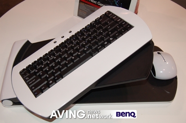 Gaming keyboard for both left-handed and right-handed users