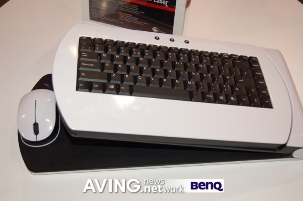 Gaming keyboard for both left-handed and right-handed users