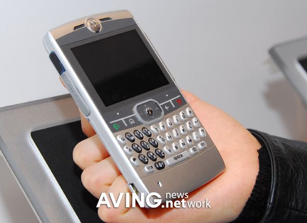 Motorola flash ship handsets (1) – ‘MOTO Q’ smart phone