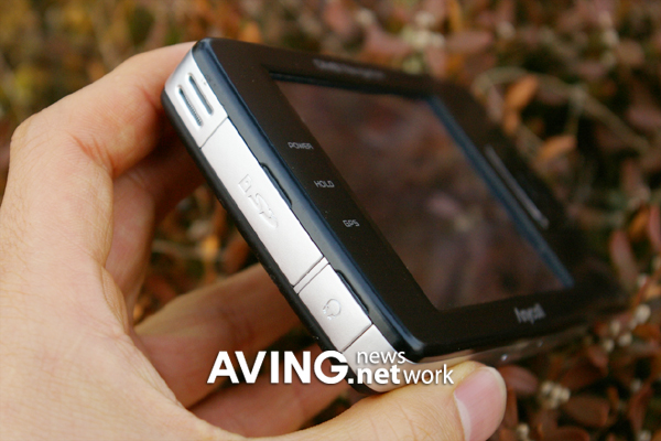 Samsung to present Bluetooth-equipped DMB GPS navigator 'STT-D370' - the exterior