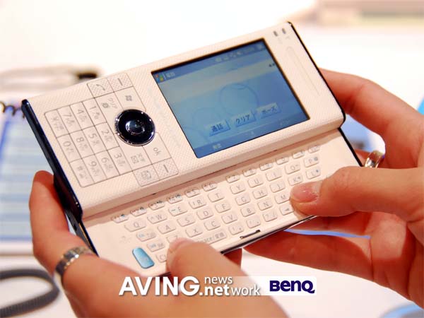 SHARP to present 'WS007SH' featuring an integrated dual-keyboard