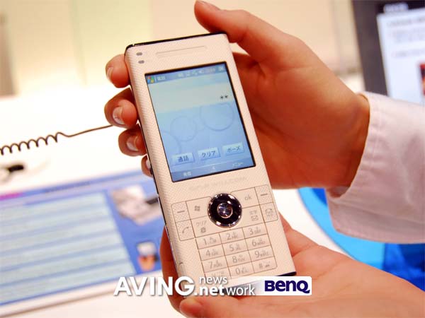 SHARP to present 'WS007SH' featuring an integrated dual-keyboard