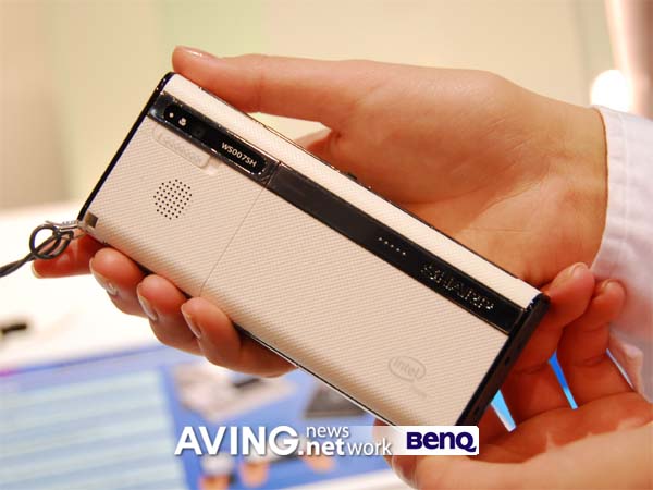 SHARP to present 'WS007SH' featuring an integrated dual-keyboard