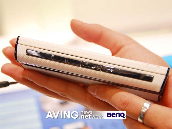 SHARP to present 'WS007SH' featuring an integrated dual-keyboard