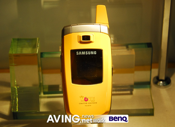 Samsung shows ‘Simpsons Movie Collectible Mobile Phone’(3) - Folder