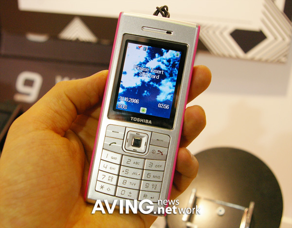 Toshiba to present a dual color mobile phone ‘TS605’