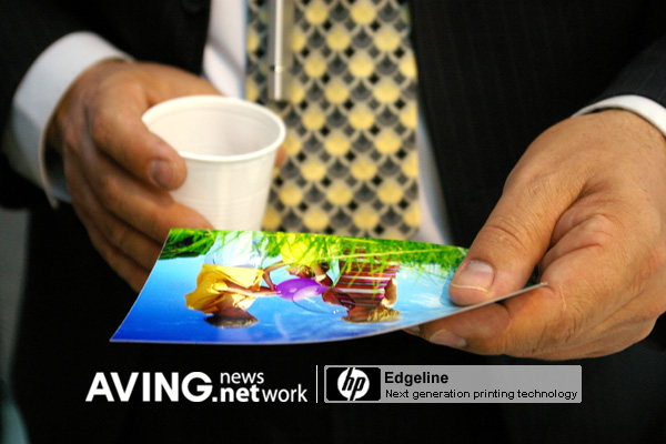 SAGEM presented its Bluetooth mobile photo printer 'AP2700'