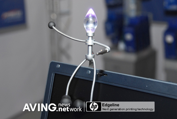 [CeBIT2007 Novelty] 'USB man' sitting on your laptop