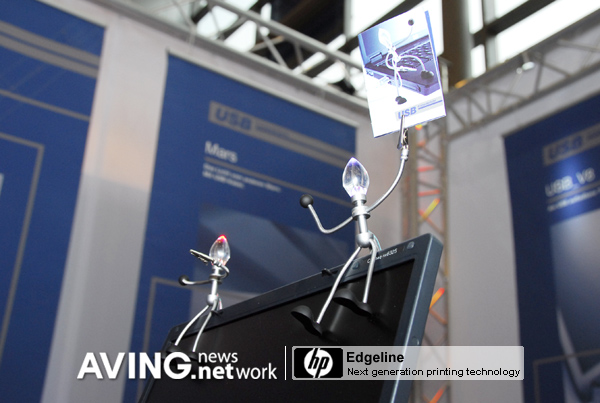 [CeBIT2007 Novelty] 'USB man' sitting on your laptop