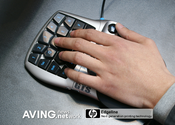 LAMPTRON to present keyboard type gamepad 'MITTEN'