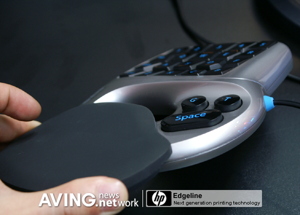 LAMPTRON to present keyboard type gamepad 'MITTEN'