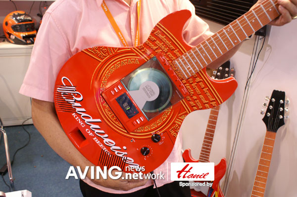[Best Product 50] Ngai LUEN to present its electric-guitar shaped CD player