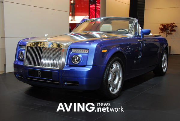 Rolls Royce to present its 4-person convertible car 'Phantom Drophead ...