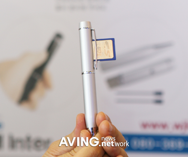 Multifunctional pen adopting USB memory and SD card reader
