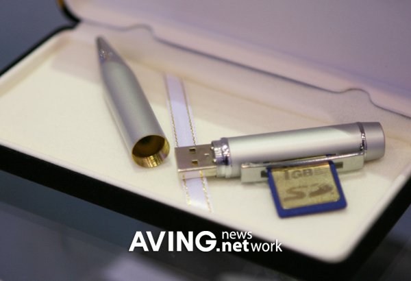 Multifunctional pen adopting USB memory and SD card reader