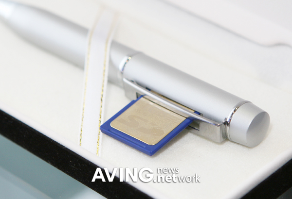 Multifunctional pen adopting USB memory and SD card reader