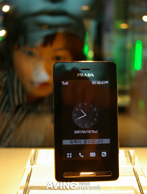 LG electronics to release its ‘PRADA’ phone in Asia market