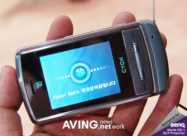 LG to showcase its 'Shine slide TV' phone