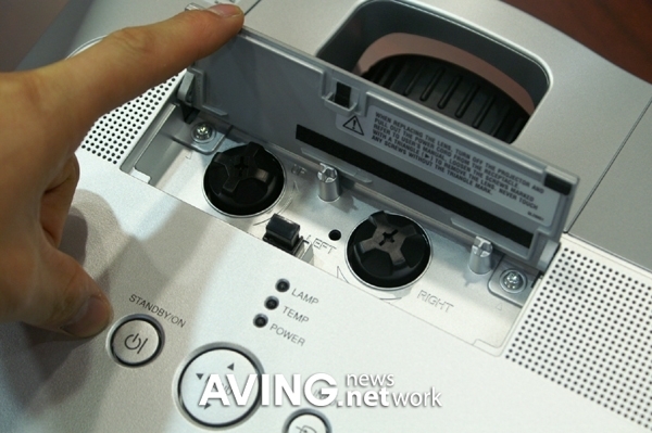 HITACHI to present its ceiling-mounted LCD projector ‘CP-X605’