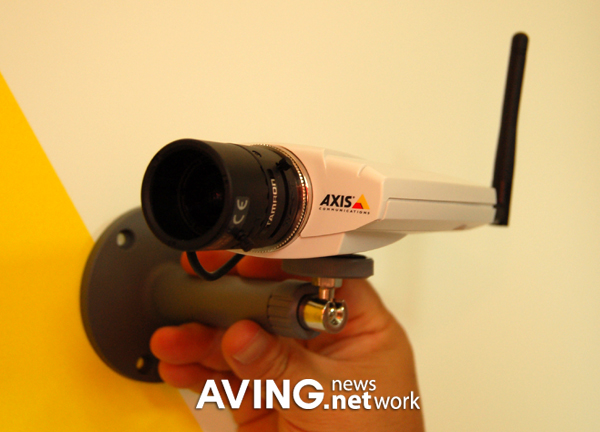 AXIS network camera ‘AXIS 211W’ to add wireless connection
