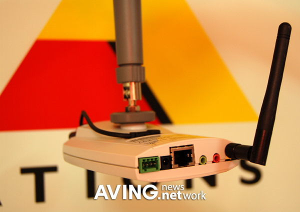 AXIS network camera ‘AXIS 211W’ to add wireless connection