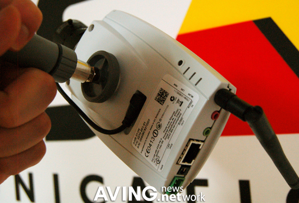 AXIS network camera ‘AXIS 211W’ to add wireless connection