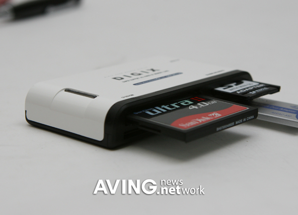 'DIGIX Super Multi Reader' adapted to 61 kinds of memory cards
