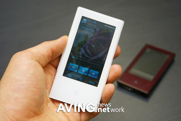 Bluetooth video MP3P 'YP-P2' with 16:9 wide screen