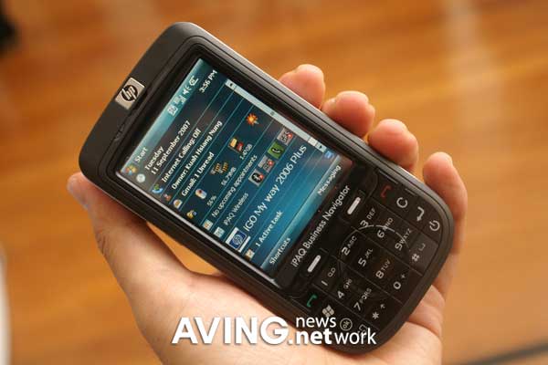 HP's 3G PDA phone with Smart Touch navigation wheel