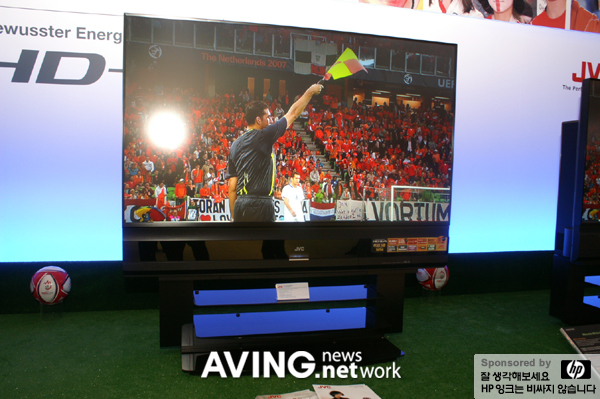 [Flagship model] JVC's 369mm-thick 65-inch projection TV