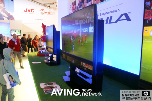 [Flagship model] JVC's 369mm-thick 65-inch projection TV