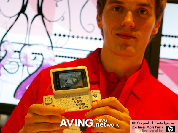 [Flagship model] Sharp mobile phone adopting qwerty keyboard