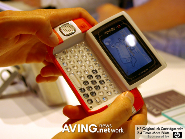 [Flagship model] Sharp mobile phone adopting qwerty keyboard