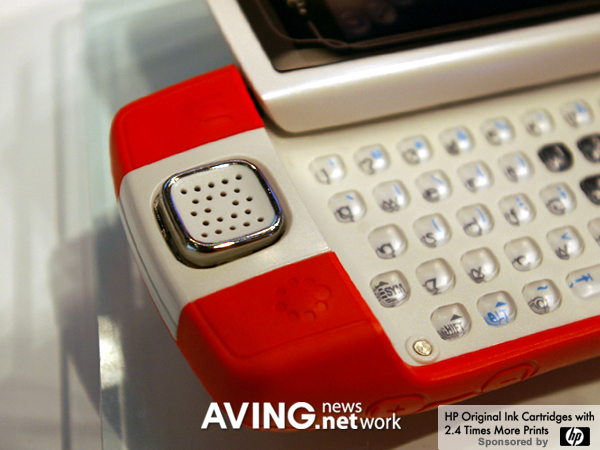 [Flagship model] Sharp mobile phone adopting qwerty keyboard