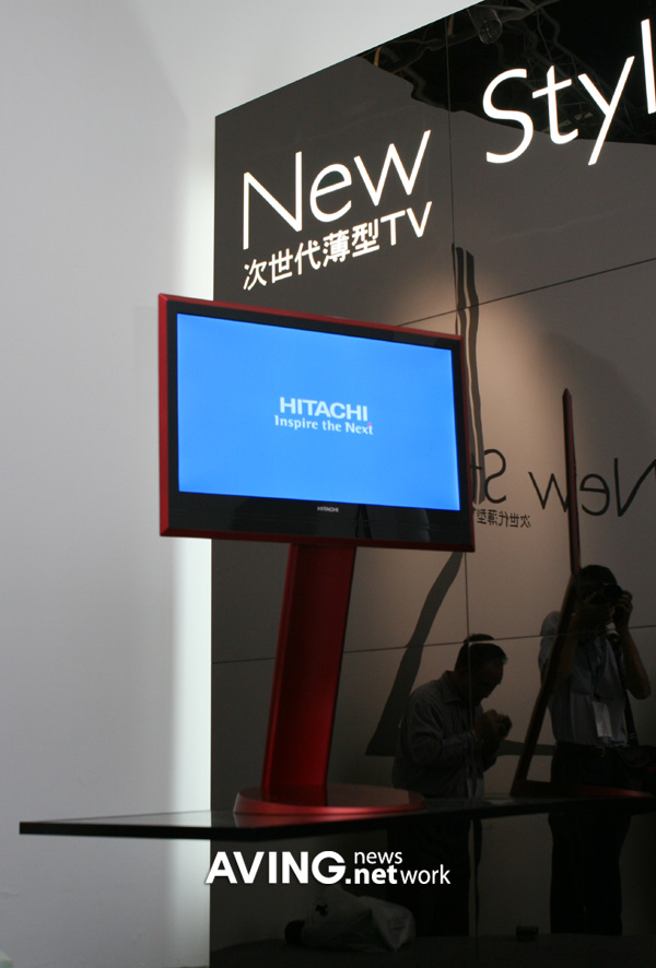 HITACHI to unveil its 1.9cm-thick 32-inch LCD TV