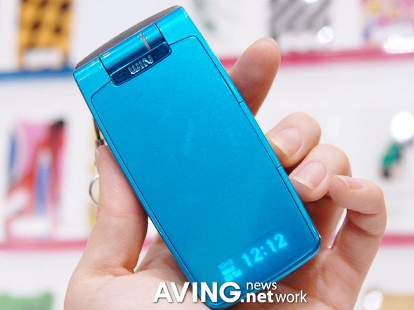 Sony Ericsson's CDMA 1X WIN phone with one hundred of style-up panels