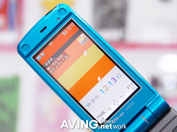 Sony Ericsson's CDMA 1X WIN phone with one hundred of style-up panels