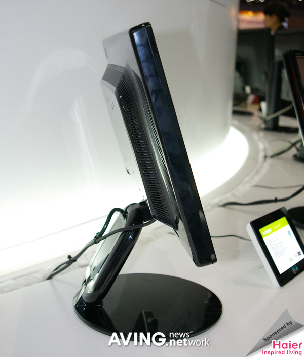 LG's19-inch high-end monitor featuring 5000:1 contrast ratio